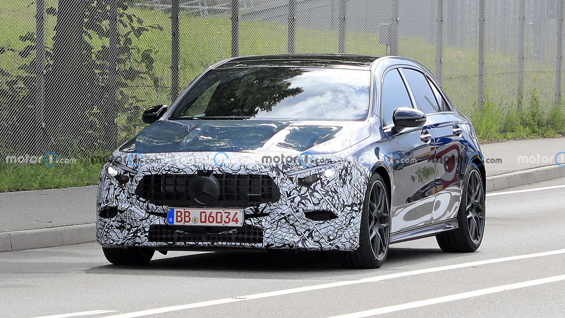 مرسيدس AMG A45 Facelift تقدم صور لأول مرة بإخفاء الأضواء الجديدة - أوتو ...